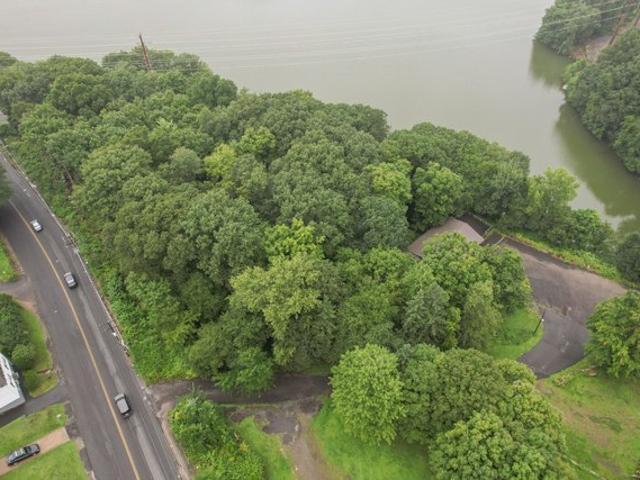 Lakewood Rd, Waterbury, CT 06701