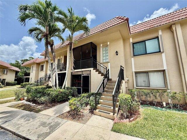 Lakeview Dr Apt,weston, Condo For Sale