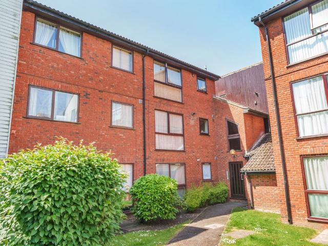 Laleham Road, Shepperton TW17, 1 bed flat to rent, £1,300 pcm | PrimeLocation