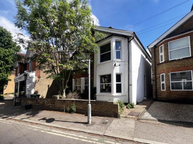 Laleham Road, Staines TW18 3 bed semi detached house to rent £2,100 pcm £485 pw