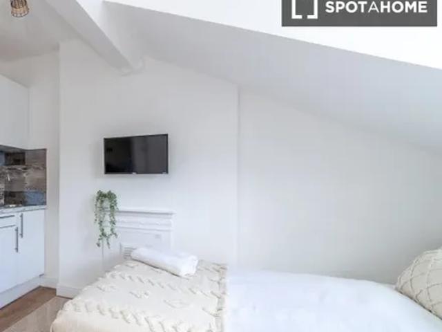 Lara's, 16 Blackstock Road, London, N4 2DR, United Kingdom | Studio apartment for rent #128080556 | Rentberry