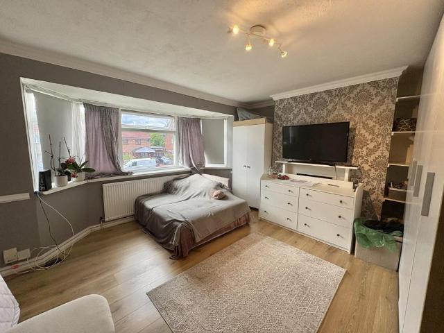 Larch Crescent, Hayes 2 bed flat to rent £1,800 pcm £415 pw