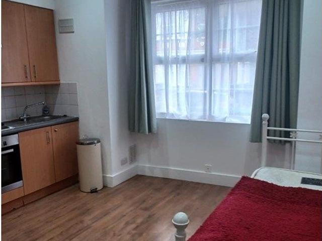 Larch Road, Cricklewood NW2, Room to rent, £975 pcm | PrimeLocation