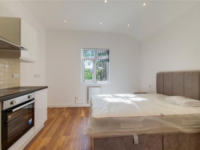 Larch Road, Cricklewood NW2, Studio to rent, £1,400 pcm | PrimeLocation