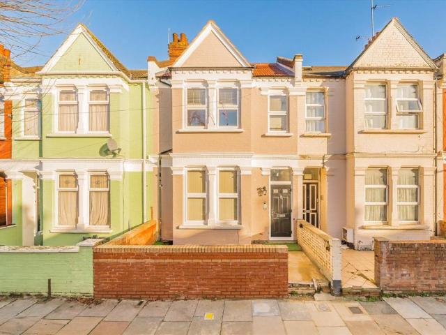 Larch Road, London NW2 3 bed flat to rent £2,700 pcm £623 pw