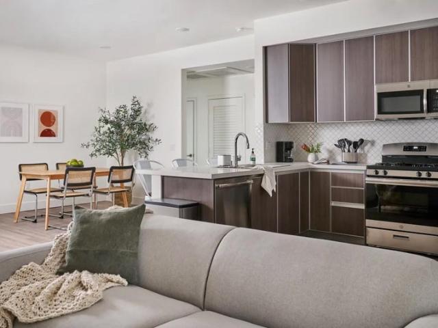 Larchmont Village Furnished Room w/ Rooftop