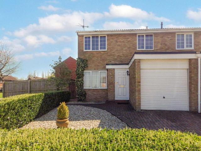 Larchmore Close, Swindon SN25 2 bed terraced house to rent £1,280 pcm £295 pw