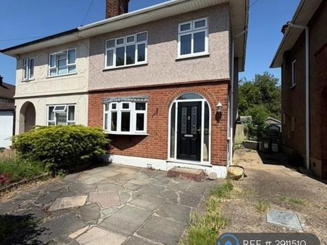 Larchwood Avenue, Romford, RM5 3 bed semi detached house to rent £2,250 pcm £519 pw