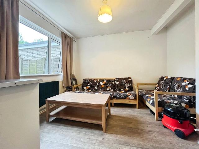 Larchwood Drive, Englefield Green, TW20 0SH