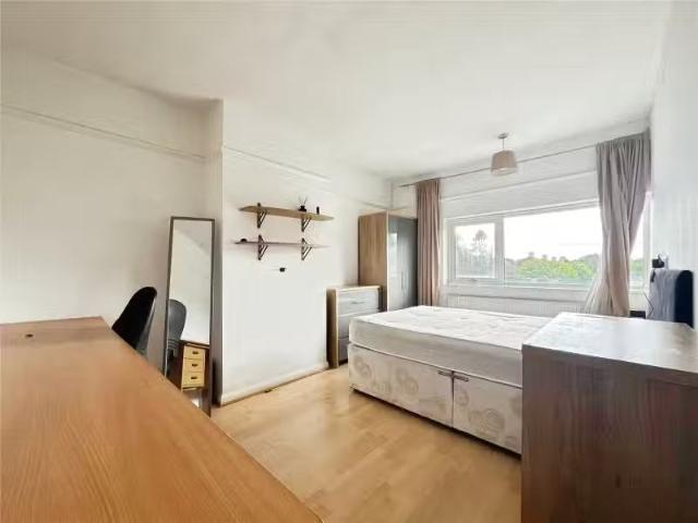 Larchwood Drive, Englefield Green, TW20 0SH