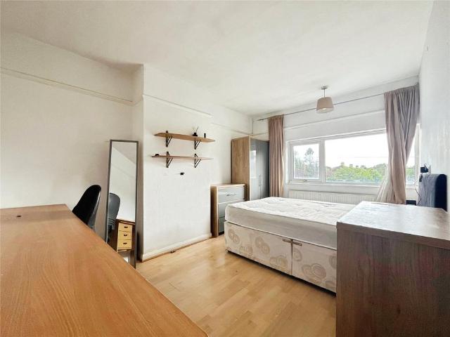 Larchwood Drive, Englefield Green, TW20 6 bed terraced house to rent £2,600 pcm £600 pw