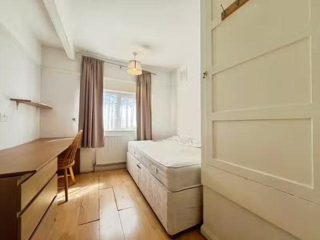 Larchwood Drive, Englefield Green, Egham, Surrey, TW20 0SH