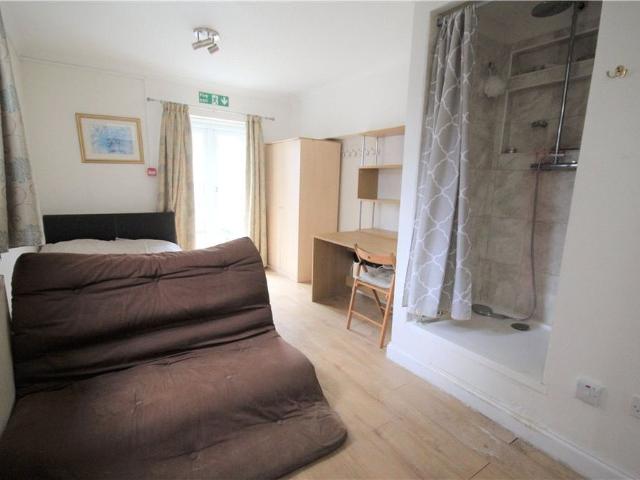 Larchwood Drive, Englefield Green, Egham, Surrey, TW20 0SH