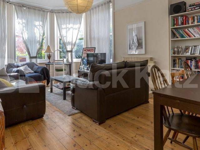 Large 4 bed set with a beautiful red brick mansion block