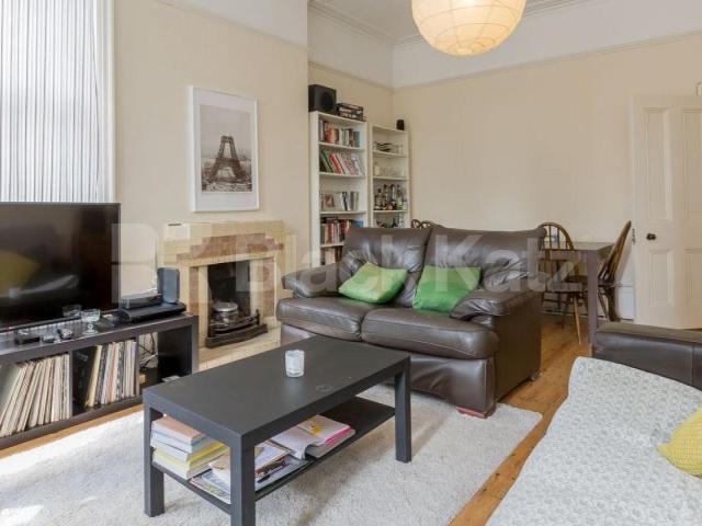 Large 4 bed set with a beautiful red brick mansion block