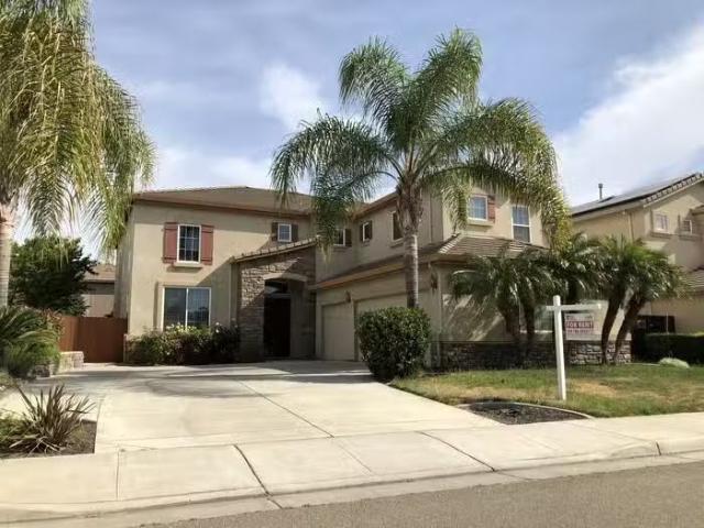 LARGE 4 BEDROOM EXECUTIVE TRACY HOME 1541 Riverview Ave