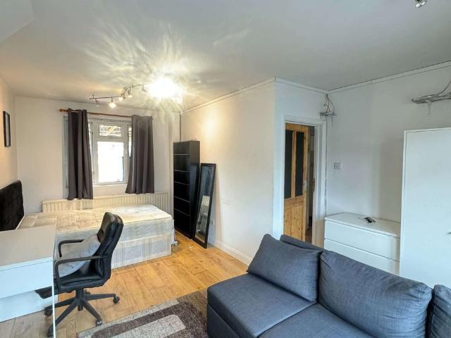 Large 5 bed house in Stanmore HA7 GA