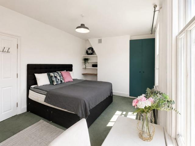 Large 5 Double Beds | 3 Baths | 2 Mins to Station