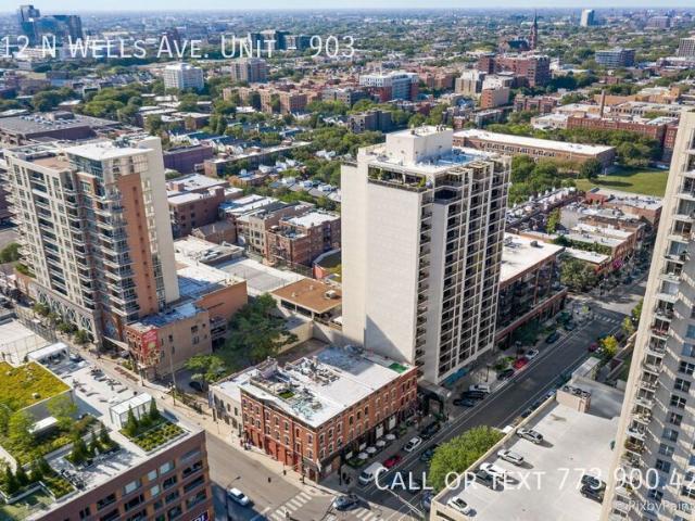 Large 1 BD / 1.5 BA Condo in the Neapolitan! Located in the middle of Old Town parking included!