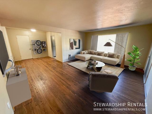 Large 1 Bdr Apartment close to UO Campus!
