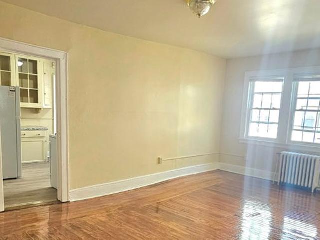 Large 1 Bdrm wHEAT & HOT WATER INCLUDED