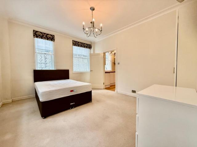 Large 1 Bed W1 | Bright & Quiet