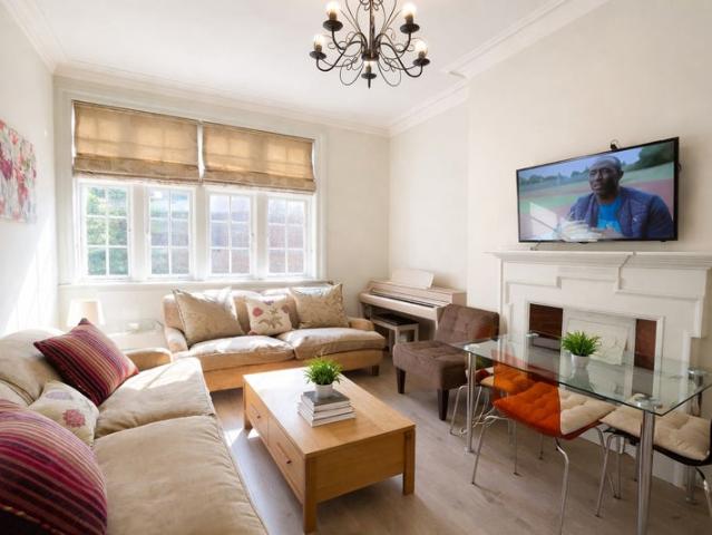 Large 1 Bed Flat in High Street Kensington W8