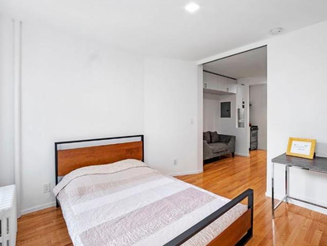 large 1 bed prime location wayland