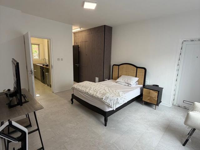Large 1 Bed Studio | with Ensuite and Kitchen