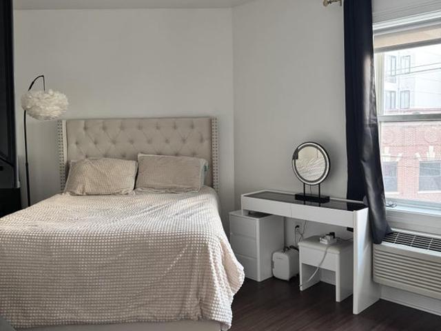 Large 1 bedroom apartment with Manhattan view