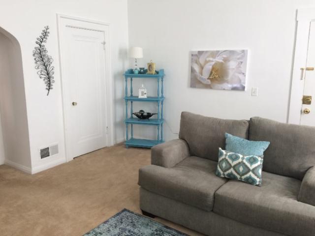 Large 1 BR + den bonus room apt Mount Washington
