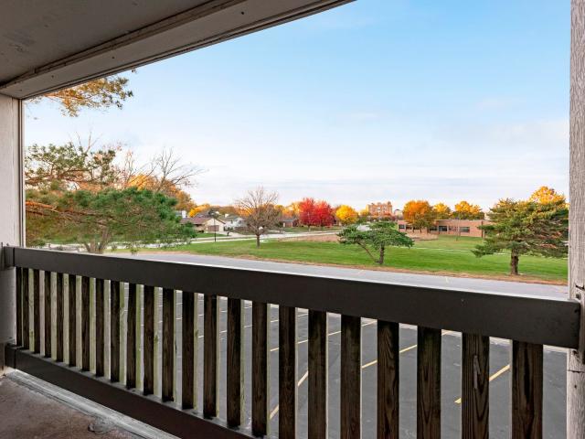 Large 1 & 2 Bedrooms available, PET FRIENDLY!