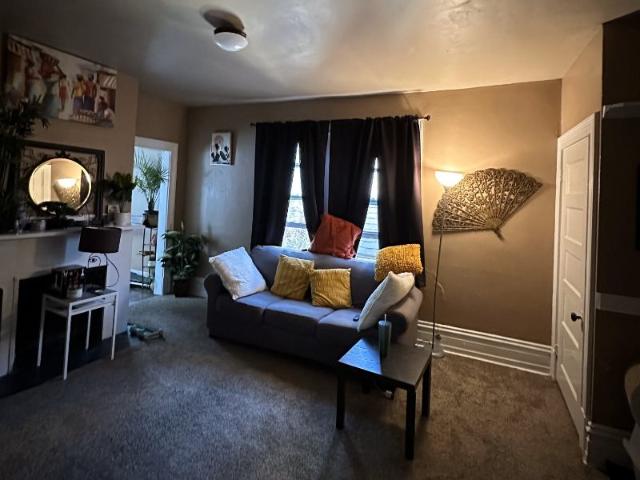 Large 1BR on great street in Bellevue!