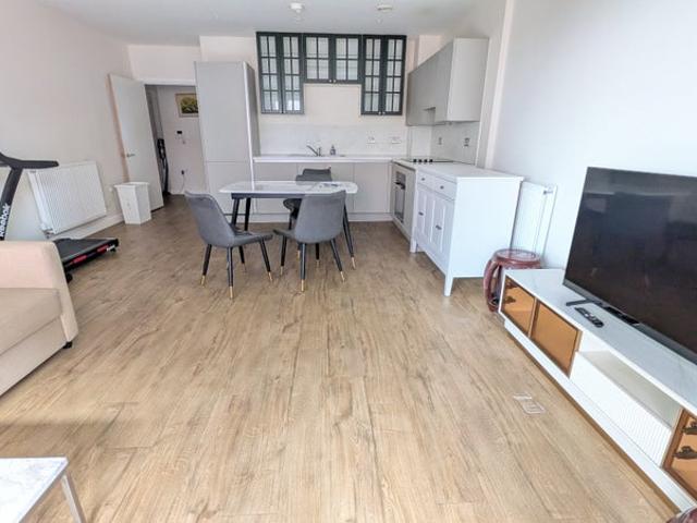 Large 2 bed 2 bat, 20 mins Oxford St, Balcony, E17