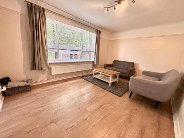 Large 2 Bed Flat in Southfields