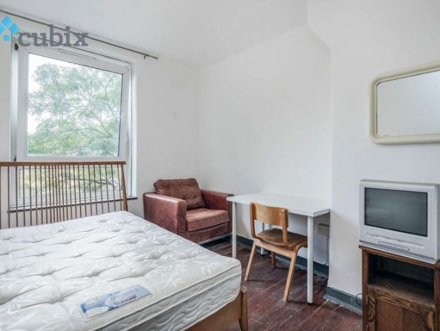 Large 2 bed flat with no lounge in SE17 Zone 1