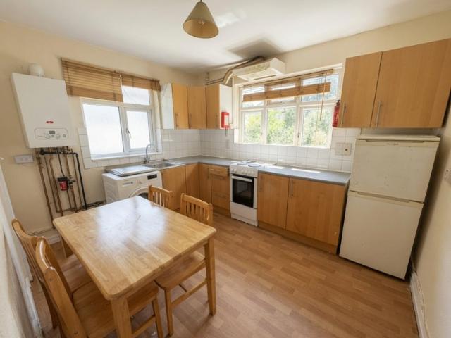 Large 2 bed Maisonette to rent in N3