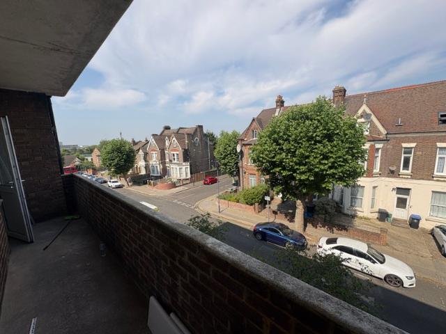 Large 2 Bed, Newly Renovated. New Kitchen/Bathroom
