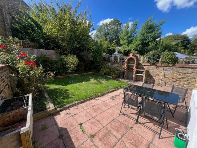 Large 2 Bedroom Garden Flat | Sauna | N4