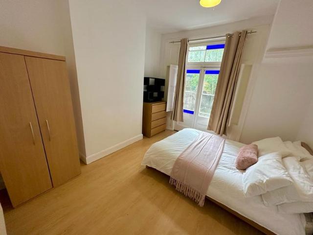 Large 2 bedroom Flat with private garden!