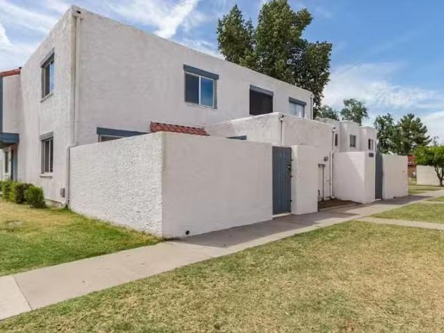 Large 2 bedroom Townhome with yard near GCU and I 17 AVAILABL.