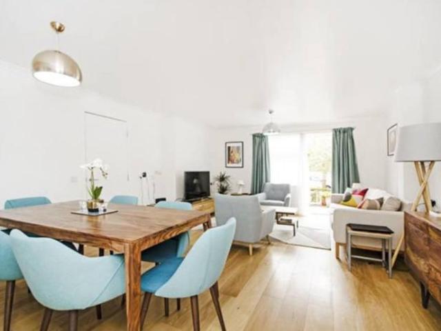 Large 3 bed 2 bath flat in Hackney Wick