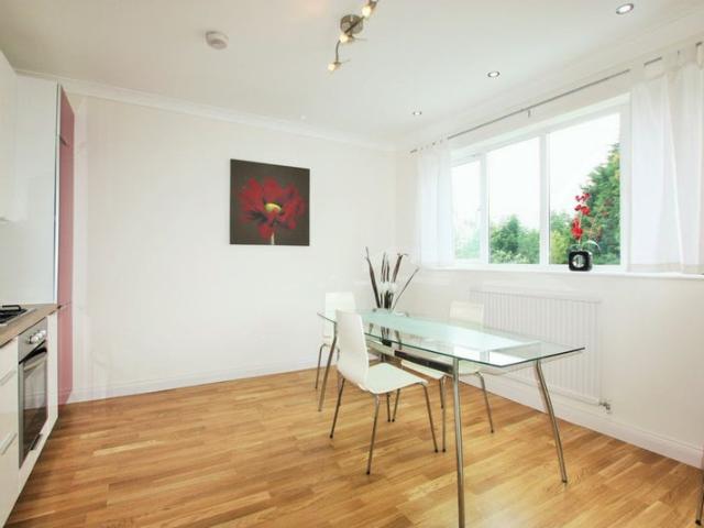 Large 3 bed duplex flat in Hendon central NW4