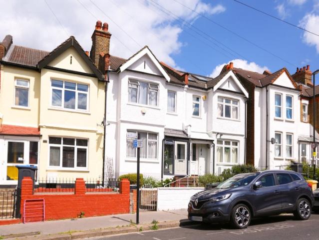 Large 3 bed house on quiet residential road SE19