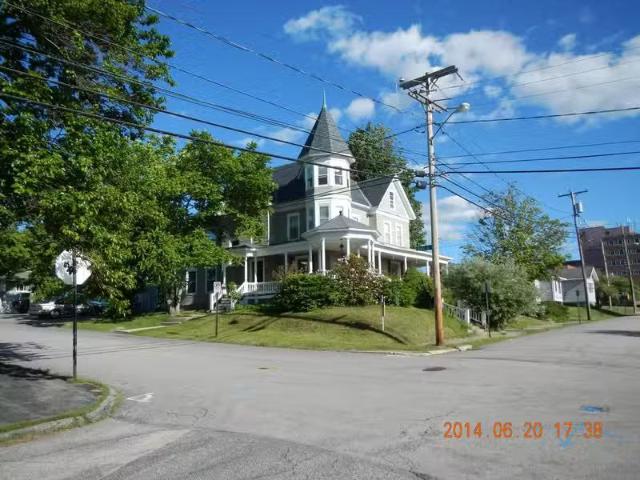 Large 3 bedroom 1st floor apt in family neighborhood 45 Canto.