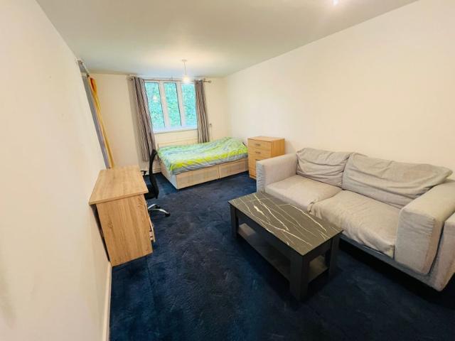 Large 3 Bedroom Flat 5 Minutes from Kings St Panc