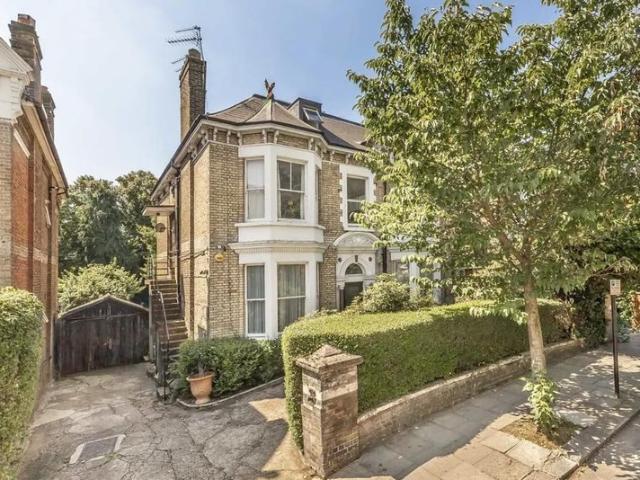 Large 3 Bedroom Flat