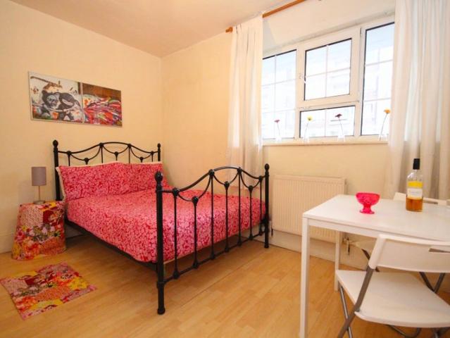 Large 3 Bedroom flat in Deptford with living room