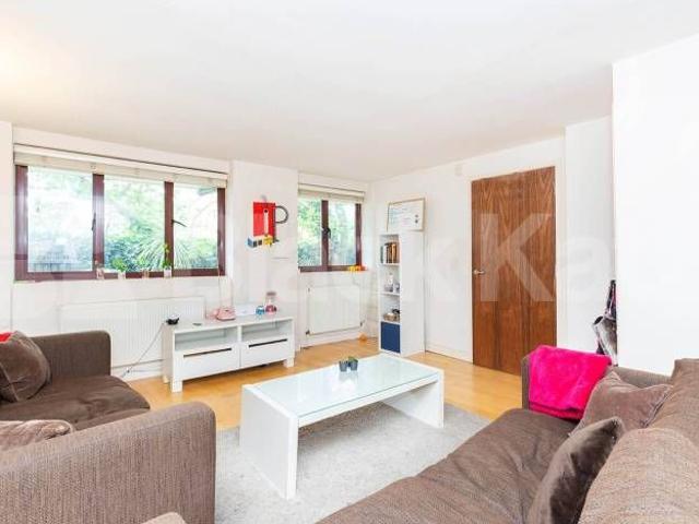 large 3 bedroom house split over 2 floors with 2 bathrooms