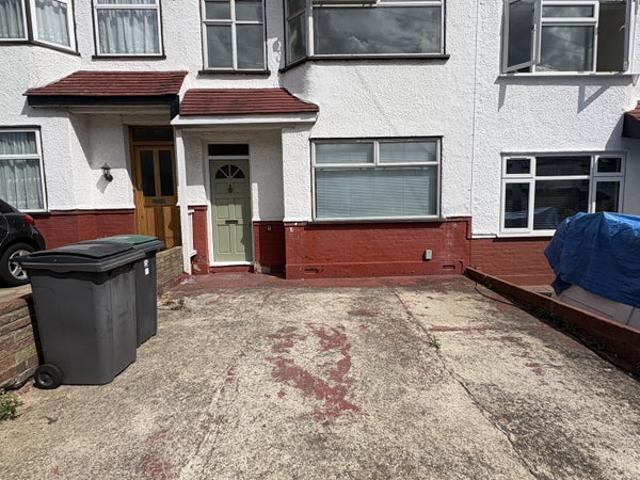 Large 3 Bedroom House with Huge Garden N13